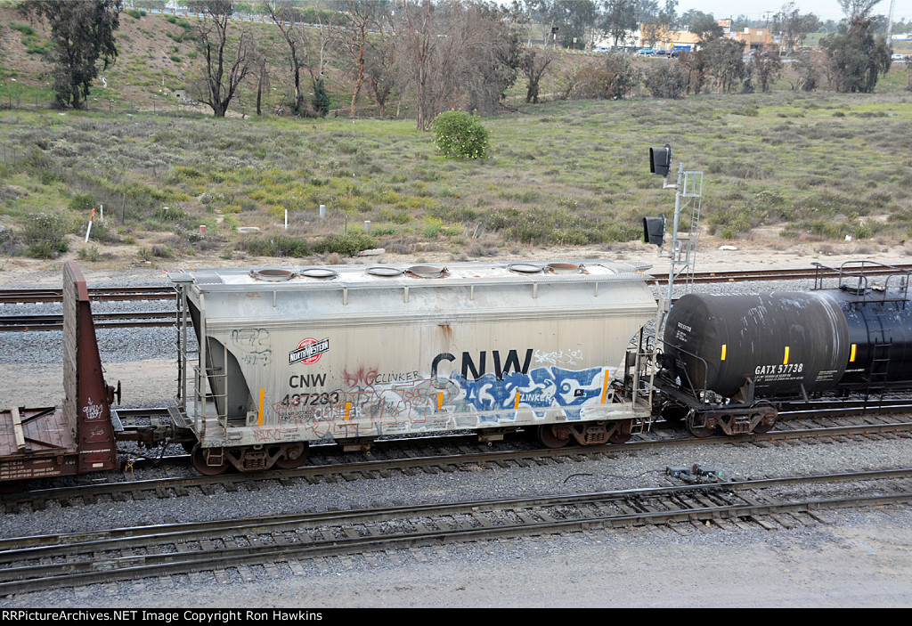CNW 437233